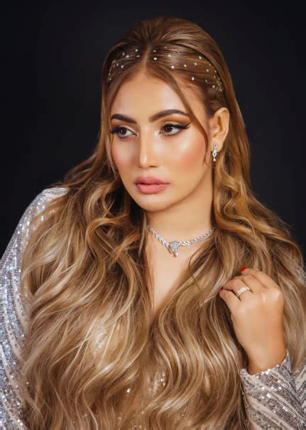 ටීනා ශෙනෙල්ගේ සරාගී ජායාරූප එකතුව සමාජ මාධ්‍ය කළඹයි Photos