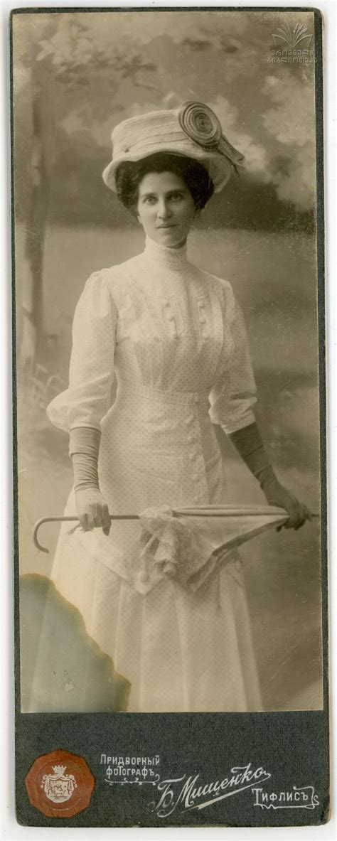 Iverieli ახალგაზრდა ქალი შლიაპითა და ქოლგით