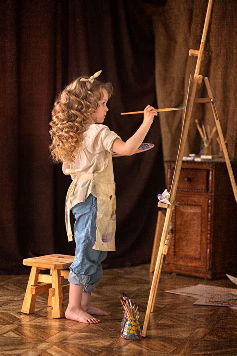 عکس پروفایل دختر در حال نقاشی کشیدن زیبا، فانتزی و جذاب مینویسم