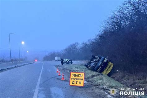 У ДТП на Хмельниччині перекинувся бусик та потрапила до лікарні його літня пасажирка Читайте на