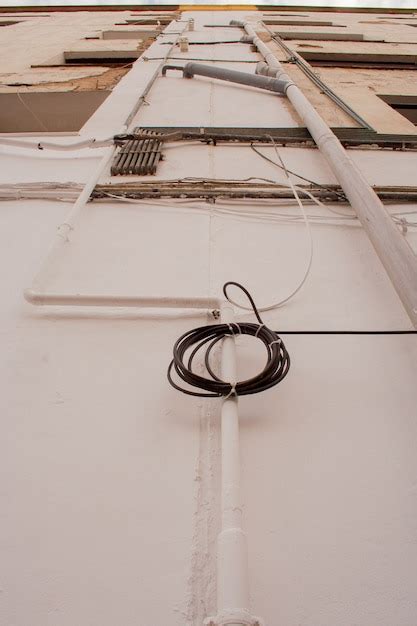 Как крепить пнд трубу к стене