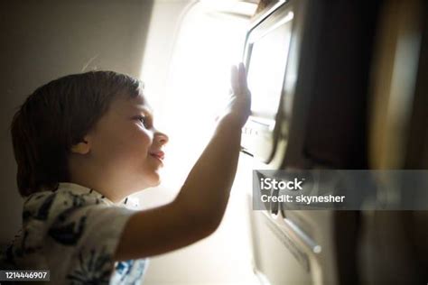 비행기로 비행하는 동안 장치 화면을 사용하는 귀여운 소년 비행기에 대한 스톡 사진 및 기타 이미지 비행기 아이 컴퓨터 모니터 Istock