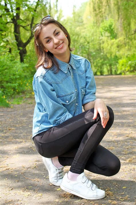 Девчонка гуляет в парке в джинсах Фото девушек в колготках мини юбках и купальниках стильные