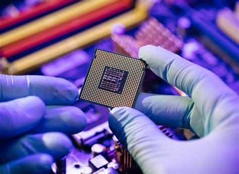 Researchers Build Electronic Photonic Quantum Chip In Commercial Foundry