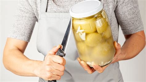 The Hack Thatll Make It So You Never Have A Hard Time Opening A Jar