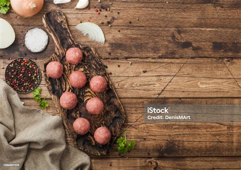 나무 판에 후추 소금 마늘을 곁들인 쇠고기 미트볼과 양파 파슬리 딜을 나무 로고에 세게 합니다 0명에 대한 스톡 사진 및 기타 이미지 Istock