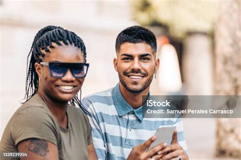 아프로 여자와 백인 남자 미소 에 이 카메라 용 이사용 야외 남자에 대한 스톡 사진 및 기타 이미지 남자 문신 2명 Istock