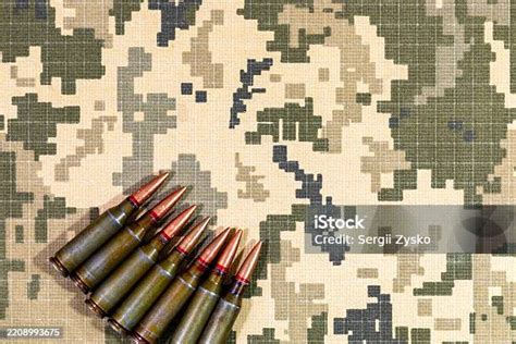 우크라이나 군대의 픽셀 위장 유니폼 배경에 있는 기관총의 카트리지 우크라이나 전쟁 0명에 대한 스톡 사진 및 기타 이미지 0명 M16 소총 Russian