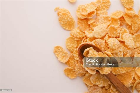 깨끗한 흰색 배경에 황금빛 콘플레이크 더미 고전적인 아침 식사 품목의 완벽한 표현으로 바삭함과 단순함을 강조합니다 0명에 대한 스톡 사진 및 기타 이미지 Istock
