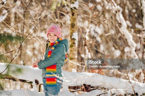 소녀의 예쁜 겨울 숲에서 화려한 스카프와 모자를 입고 야외 초상화 11월에 대한 스톡 사진 및 기타 이미지 11월 12월 겨울 Istock