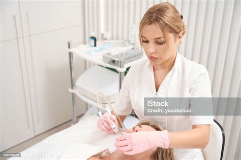 미용사가 미용 클리닉에서 얼굴 피부 재생 시술을 수행합니다 2명에 대한 스톡 사진 및 기타 이미지 2명 35 39세 45