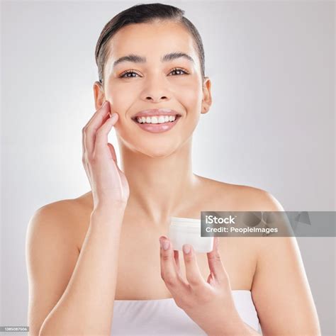 회색 배경에 대한 그녀의 얼굴에 크림을 적용 젊은 여자의 샷 20 24세에 대한 스톡 사진 및 기타 이미지 20 24세 20 29세 갈색 머리 Istock