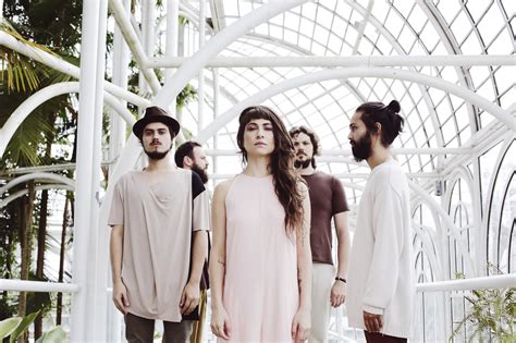 A Banda Mais Bonita Da Cidade Agulha Em Porto Alegre Jornal No Palco