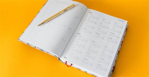 2023 2024 년 2025 2025 플래너 2025년 2025년 달력 계획하는 고립된 노란색 배경 달력 대담한 색상 디자인 문구 밝은 색 사무