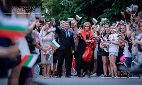 Гайдари посрещнаха стилните абитуриенти на Езиковата видео снимки Xnews