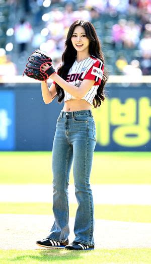 사진 트와이스 쯔위 시구 반짝이는 미소와 함께 OSEN