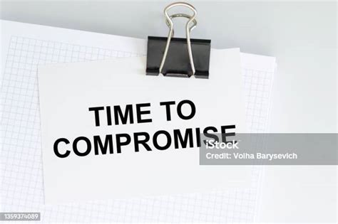 비즈니스 은행 금융 및 투자 개념 테이블에 종이 카드에 타협 하는 텍스트 시간 주식 시장 차트의 클로즈업 0명에 대한 스톡 사진 및 기타 이미지 Istock