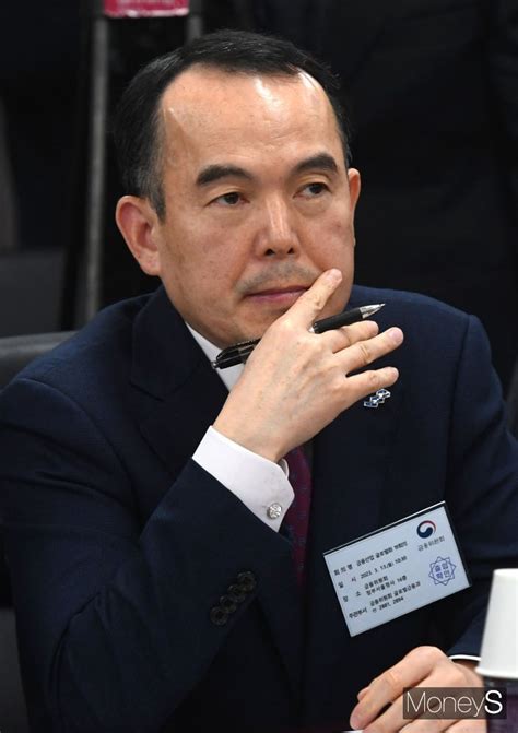 머니s포토 김소영 부위원장 발언 경청하는 박창옥 은행연합회 전무 머니s