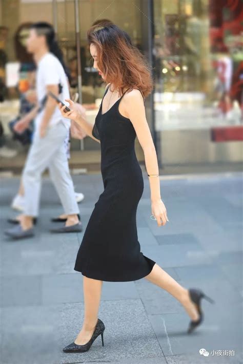 街拍：有一种背影叫饱满丰臀，黑色吊带长裙美女细腰肥臀太吸睛凤凰网