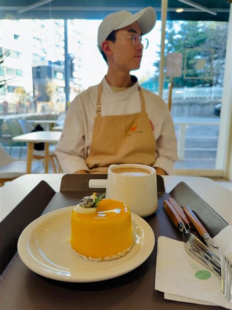 남동생1이 쉬는 월요일에 예전 스승님 가게 가서 일을 도와준다고 해서 놀러다녀왔어 동생이 전에 제과제빵 할때 롯데 시그니엘에서 일하다 친해져서 개업하시고도 나서서