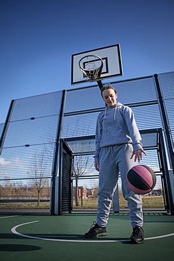 개별 여성 십 대 소녀 길거리 선수에 대 한 야외 도시 농구 훈련 Exhibition Match에 대한 스톡 사진 및 기타 이미지 Exhibition Match 갈색