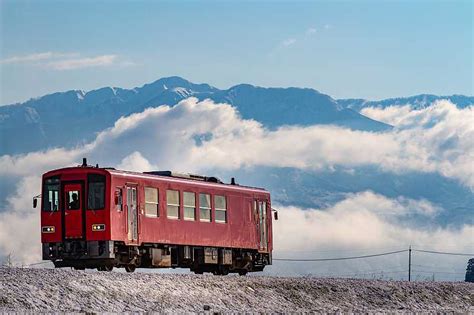 雲は山裾に低く漂う 越美北線の春 軌道の情景