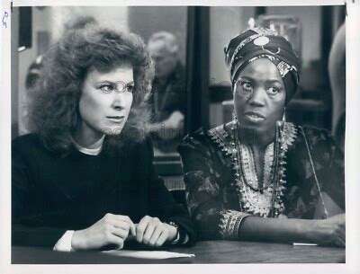 1981 Press Photo Linda Kelsey Fran Bennett Lou Grant 1980s Tv Ebay