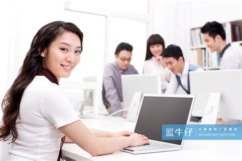 女职员使用笔记本电脑办公 蓝牛仔影像 中国原创广告影像素材