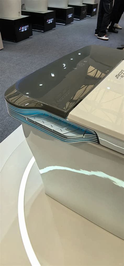 2024上海卫浴展，一如既往的倾向于简约、时尚，追求简洁的外观和流畅的线条，能够更好地融入现代家居环境。精致的细节，科技感氛围灯，紧跟新能源车