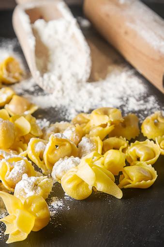 이탈리아 전통 음식입니다 집에서 만든 치즈와 허브와 라비 올 리 가득 찬에 대한 스톡 사진 및 기타 이미지 가득 찬 건강한 생활방식 날것 Istock