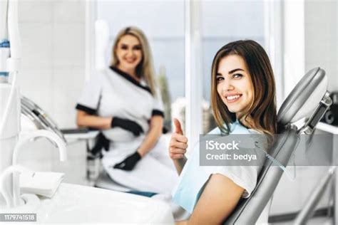 치과 진료소에서 젊은 여성 환자를위한 검사 및 치료를만드는 예쁜 젊은 여성 치과 의사 건강 진단에 대한 스톡 사진 및 기타 이미지 건강 진단 건강관리와 의술 검사