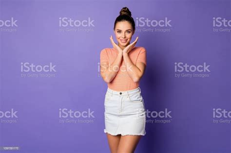 좋은 매력적인 사람 소녀의 초상화 는 밝은 색상 배경에 고립 된 캐주얼 스타일 옷을 입고 여름 을 휴식 자유 시간 휴식을 즐길 수 T 셔츠에 대한 스톡 사진 및 기타 이미지