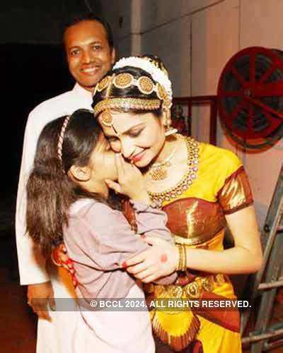 Shalu Jindals Daughter Whispers In Her Mother Shalus Ears As Naveen