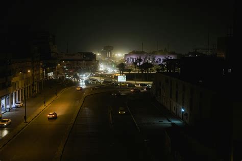 가로등 거리 건물 건축 고요한 골목 교차로 교통 도로 도로에있는 자동차 도시 도시 전망 도시 지역 도시 풍경 도시의 도시의 밤 도시의 불빛