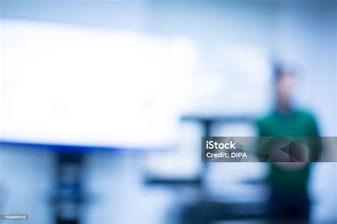 기업 세미나 스피커 새로운 직원에 게 훈련을 제공입니다 흐리게 발표자 큰 모니터 화면으로 프레 젠 테이 션입니다 텍스트에 대 한 빈 복사본 공간입니다 영업 팀과 함께 관리자