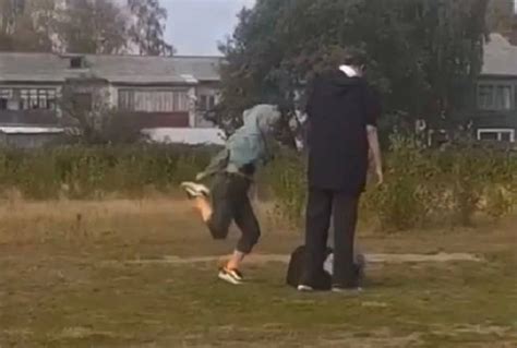 Били лежачую девочку руками и ногами Видео жестокой драки трех школьниц из Карелии появилось в