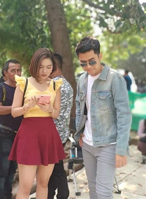 ဟိန်းဝေယံကို ဗိုက်ကြီးတကားကားနဲ့ အနောက်ကနေ လိုက်စနောက်နေတဲ့ ရတနာမိုင