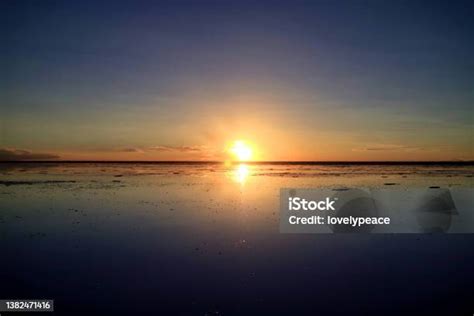 남미 볼리비아의 유네스코 세계 문화 유산으로 지정된 침수된 우유니 솔트 플랫의 놀라운 일몰 반사 0명에 대한 스톡 사진 및 기타 이미지 Istock