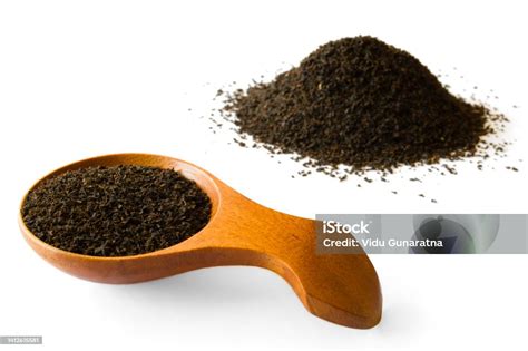 흰색 배경에 실론 Bop가 깨진 오렌지 페코 차와 찻잎이있는 나무 숟가락 0명에 대한 스톡 사진 및 기타 이미지 0명