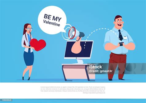 남자 센 여자 될 소셜 미디어 스마트 전화와 컴퓨터 파란색 배경 복사 공간을 사용 하 여 내 발렌타인 메시지 말하기에 대한 스톡 벡터 아트 및 기타 이미지 Istock