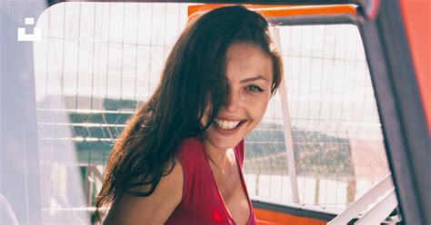 빨간 탱크 탑과 여러 가지 빛깔의 꽃 치마를 입고 차량 안에 앉아있는 여자 사진 Unsplash의 무료 러시아 이미지