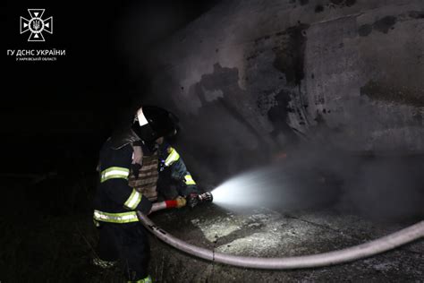 70 рятувальників гасили пожежу що виникла через атаку дронів камікадзе у Харкові фото