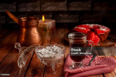 빨간 체크 무늬 식탁보와 유리 설탕 그릇에 수단 계피 차의 유리 컵 0명에 대한 스톡 사진 및 기타 이미지 0명 갈색
