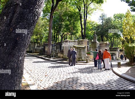 Père Lachaise Cemetery Tourists Visiting The Pere Lachaise Cemetery