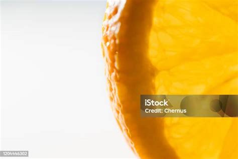 흰색 배경에 격리 된 큰 오렌지 과일 슬라이스 가까이 극단적 인 클로즈업 복사 공간이있는 색상 이미지 0명에 대한 스톡 사진 및 기타 이미지 Istock