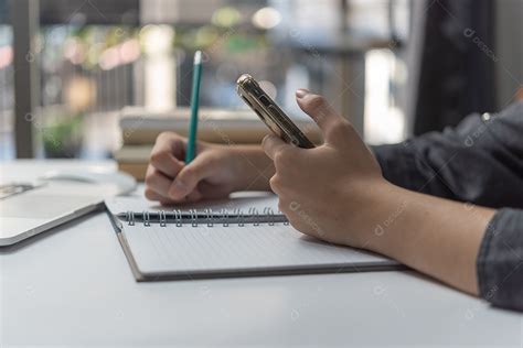 Mãos de mulher caneta escrevendo em caderno no escritório aprendizagem educação e trabalho