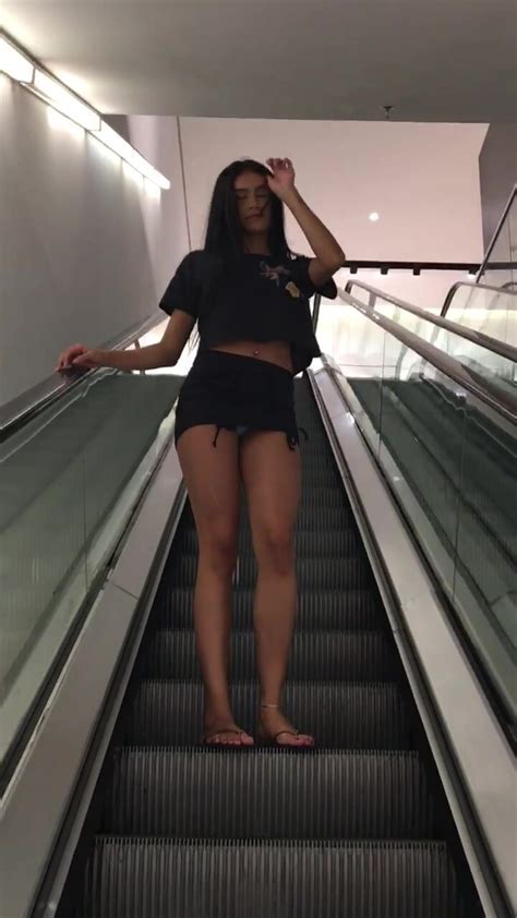 Brand New Pussy Of Olinda Showing Her Pussy On The Escalator Cnn Amador