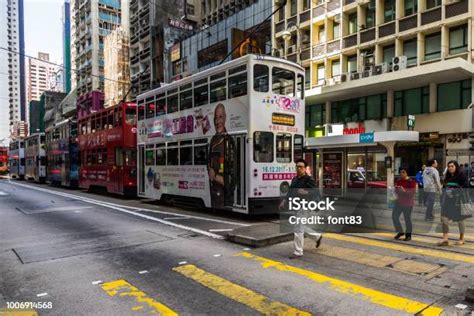 전통적인 더블 데커 트램으로 홍콩에서 도시 생활 현장 이라고 땡 땡 거리에 대한 스톡 사진 및 기타 이미지 거리 건물 외관