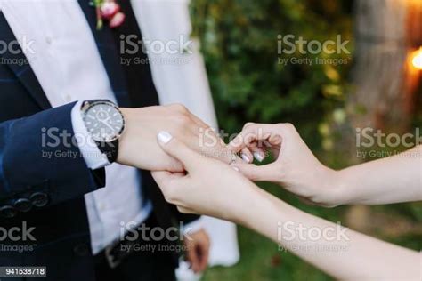 신부와 신랑 결혼식 동안 반지를 교환합니다 신부는 신랑이 은색 반지에 둔다 레트로 Bulbsclose 가진 여름 녹색 정원에서 결혼식 2명에 대한 스톡 사진 및 기타 이미지