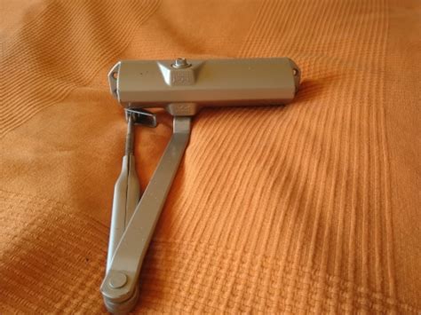 Автомат за затваряне на врата